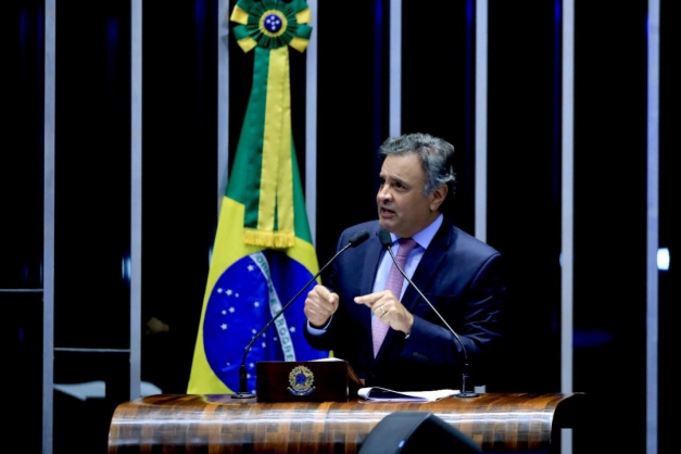 Aécio Neves (PSDB) é hostilizado durante votação em Belo Horizonte