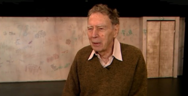 Corpo de Antunes Filho é velado sobre o palco do teatro