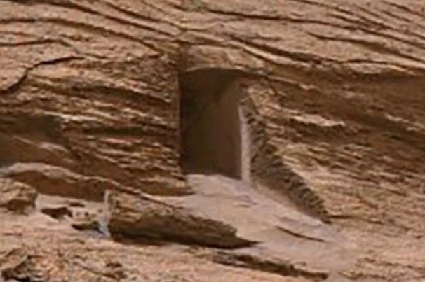 Sonda Curiosity da Nasa encontra estrutura que parece ser uma 'porta ...