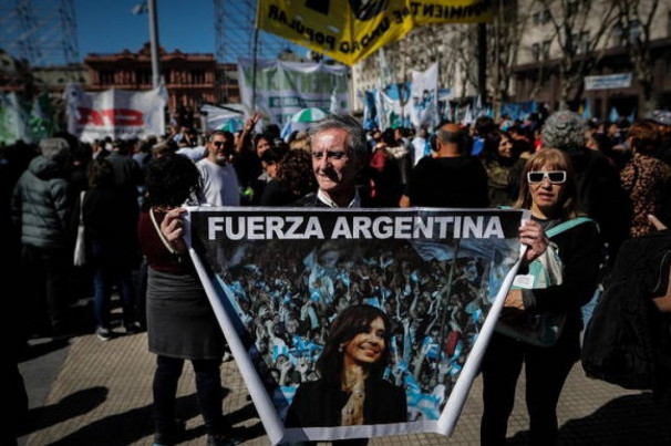Multidão Protesta Na Argentina Contra Ataque A Cristina Kirchner