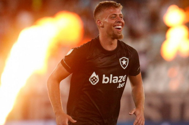 Lucas Fernandes faz dois golaços, Botafogo vence e entra no G8