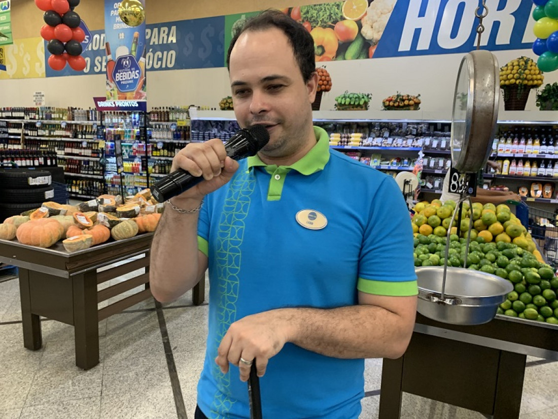 Locutor com deficiência visual é destaque em supermercado do Rio
