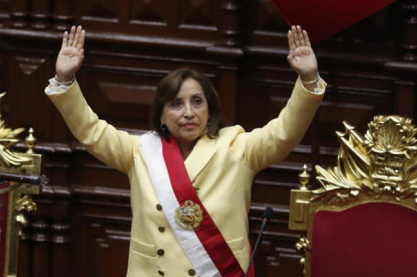 Dina Boluarte toma posse como 1ª presidente mulher do Peru