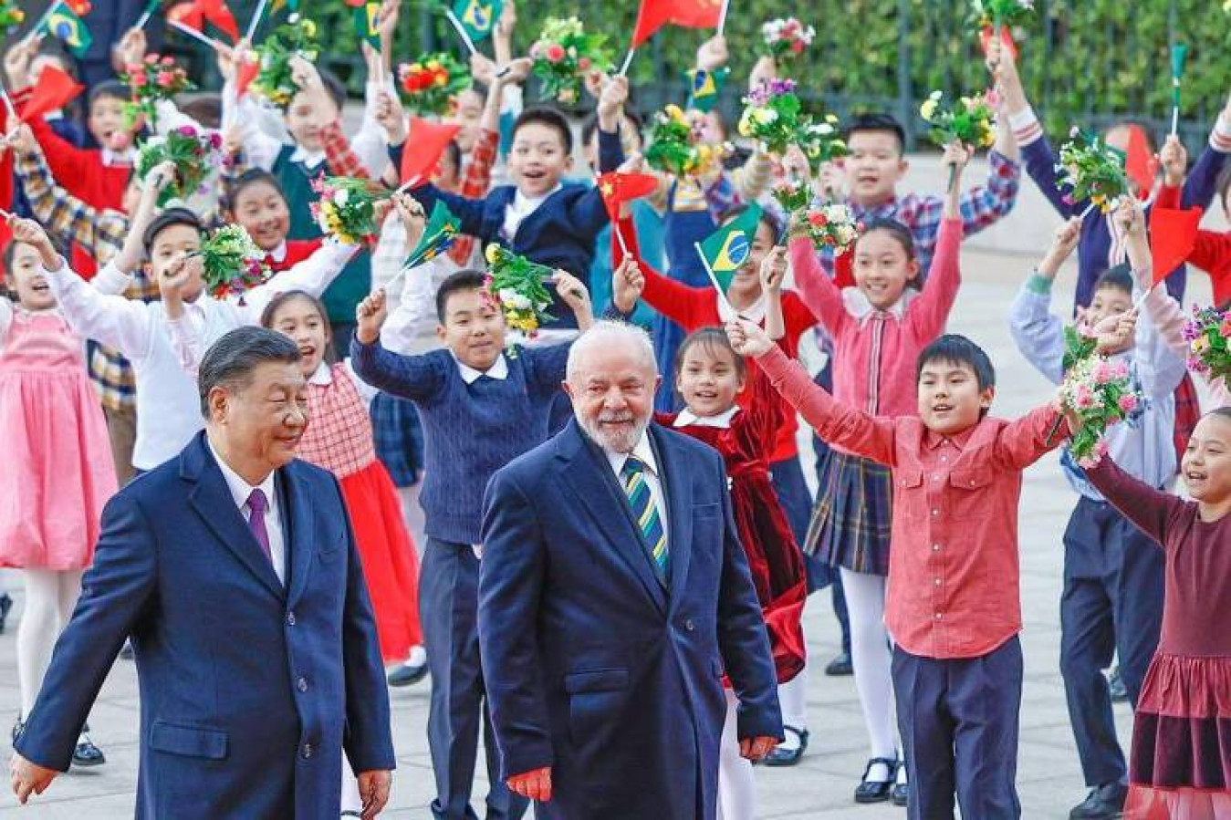 LULA CHEGA AO PALÁCIO DO POVO E É RECEPCIONADO POR XI JINPING
