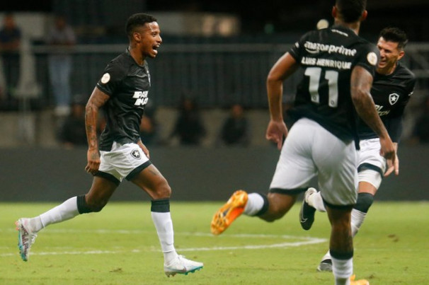 Com dois belos gols, Botafogo vence Bahia e é um dos líderes do Brasileiro