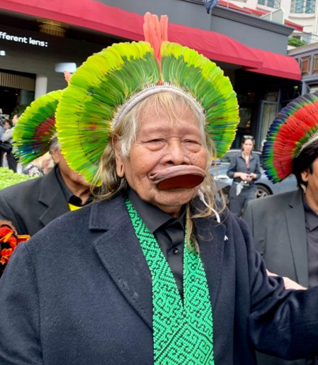 Cacique Raoni no tapete vermelho em Cannes