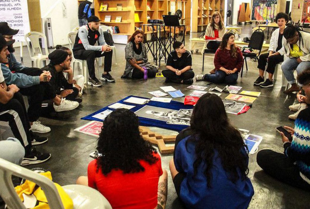 Exposição no Complexo da Maré destaca estética dos bailes de favela