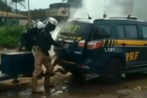 Flávio Dino demite policiais rodoviários que mataram Genivaldo Santos ... Flávio Dino demite policiais rodoviários que mataram Genivaldo Santos ...